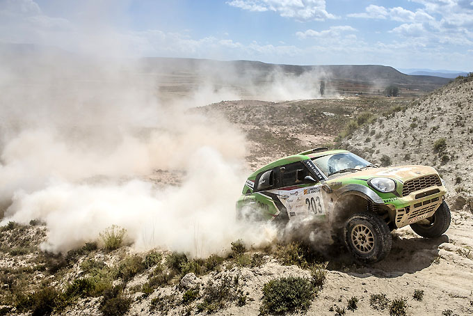 Erik van Loon en Wouter Rosegaar bestuderen optimalisatie van voorbereiding Dakar 2016 | RaceXpress